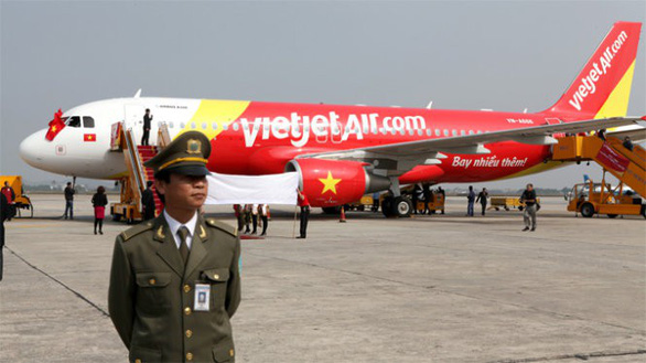 Vietjet chậm, hủy chuyến nhiều do bị 'thổi còi' việc phi công bay quá ...