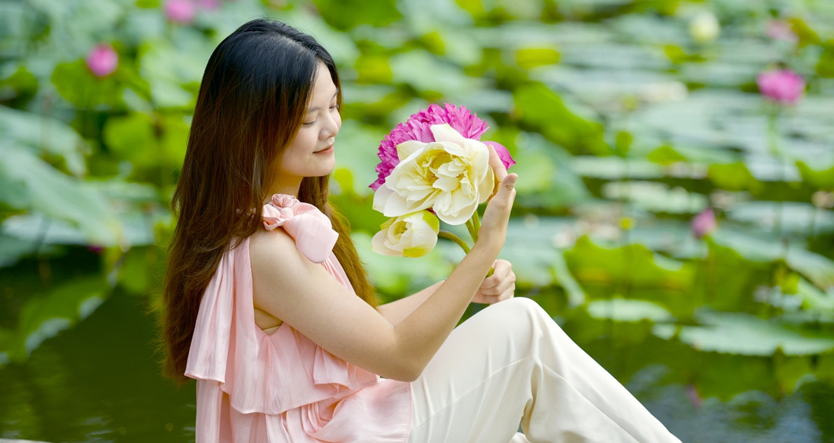 Hồ sen đẹp như tranh vẽ giữa phố biển Hạ Long - Tạp Chí Hàng Không Việt Nam